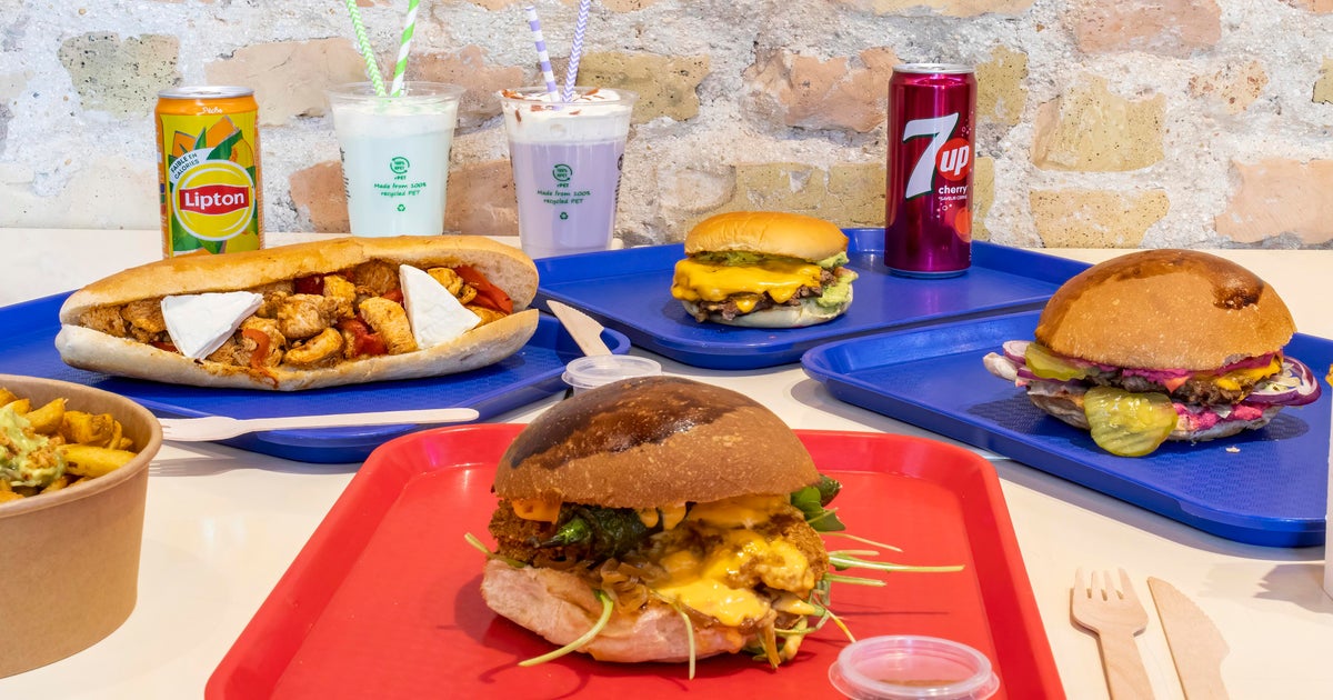 Yolo Smash burger delivery from Esplanade - Université - Order with ...